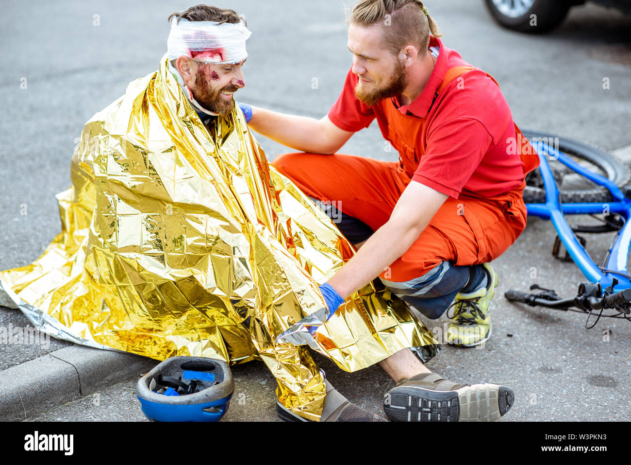 Paramedic helping car crash victim hi-res stock photography and images ...