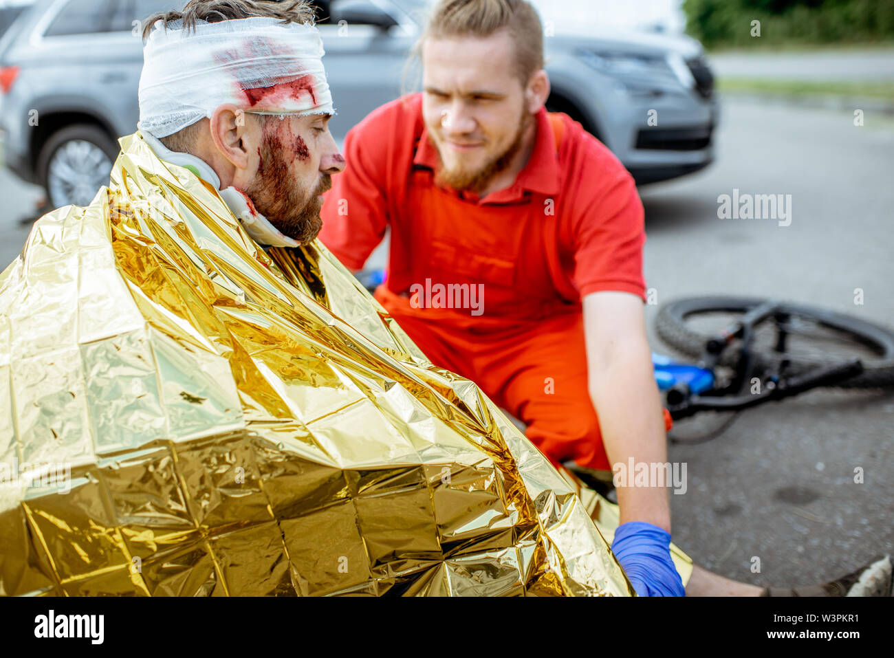 Paramedic helping car crash victim hi-res stock photography and images ...