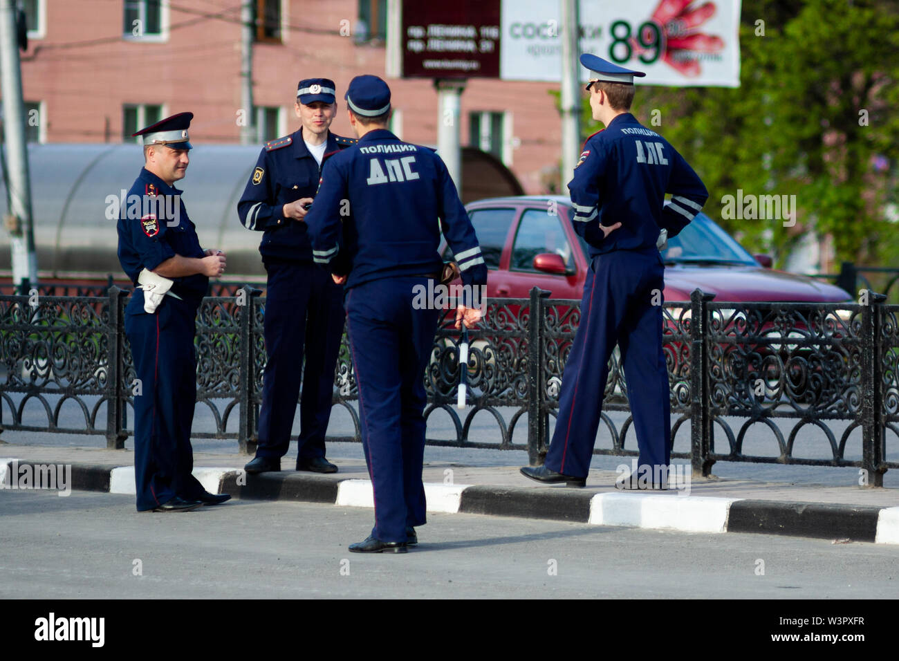 Police Officers Talking Stock Photos & Police Officers Talking Stock ...