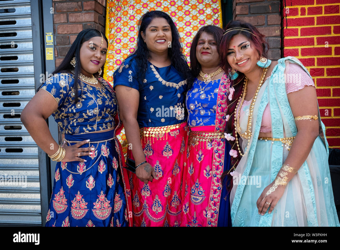 Hindu traditional women hi-res stock photography and images - Alamy