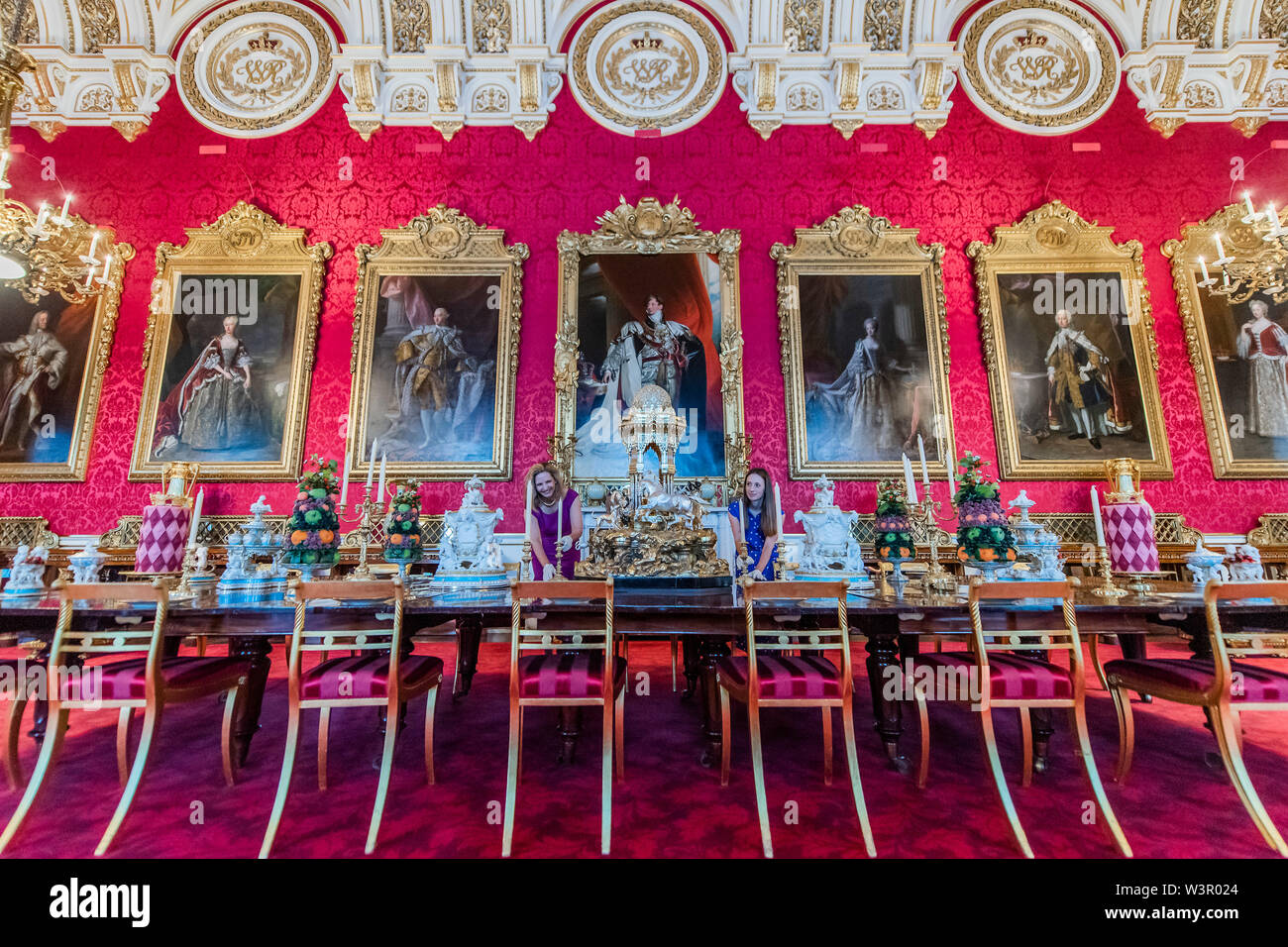 Buckingham palace queen victoria dinner hi-res stock photography and ...