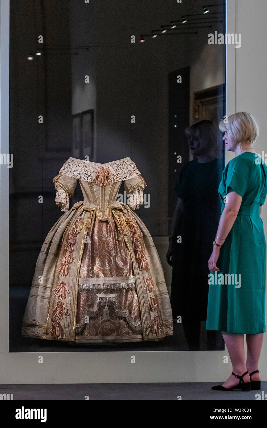 Buckingham palace ball hi-res stock photography and images - Alamy