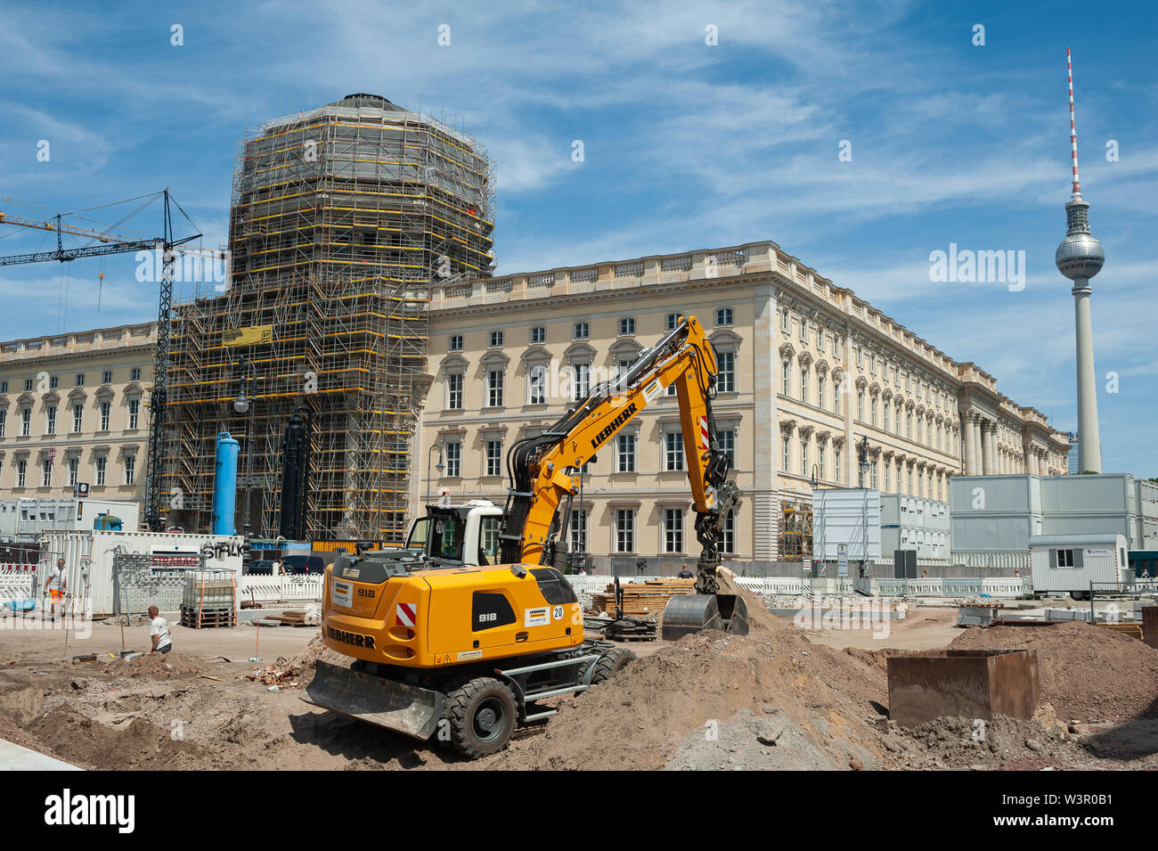 Rebuilding of berlin city palace hi-res stock photography and images ...