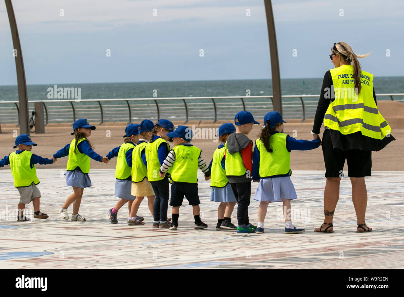Entertainers on blackpool beach hi-res stock photography and images - Alamy