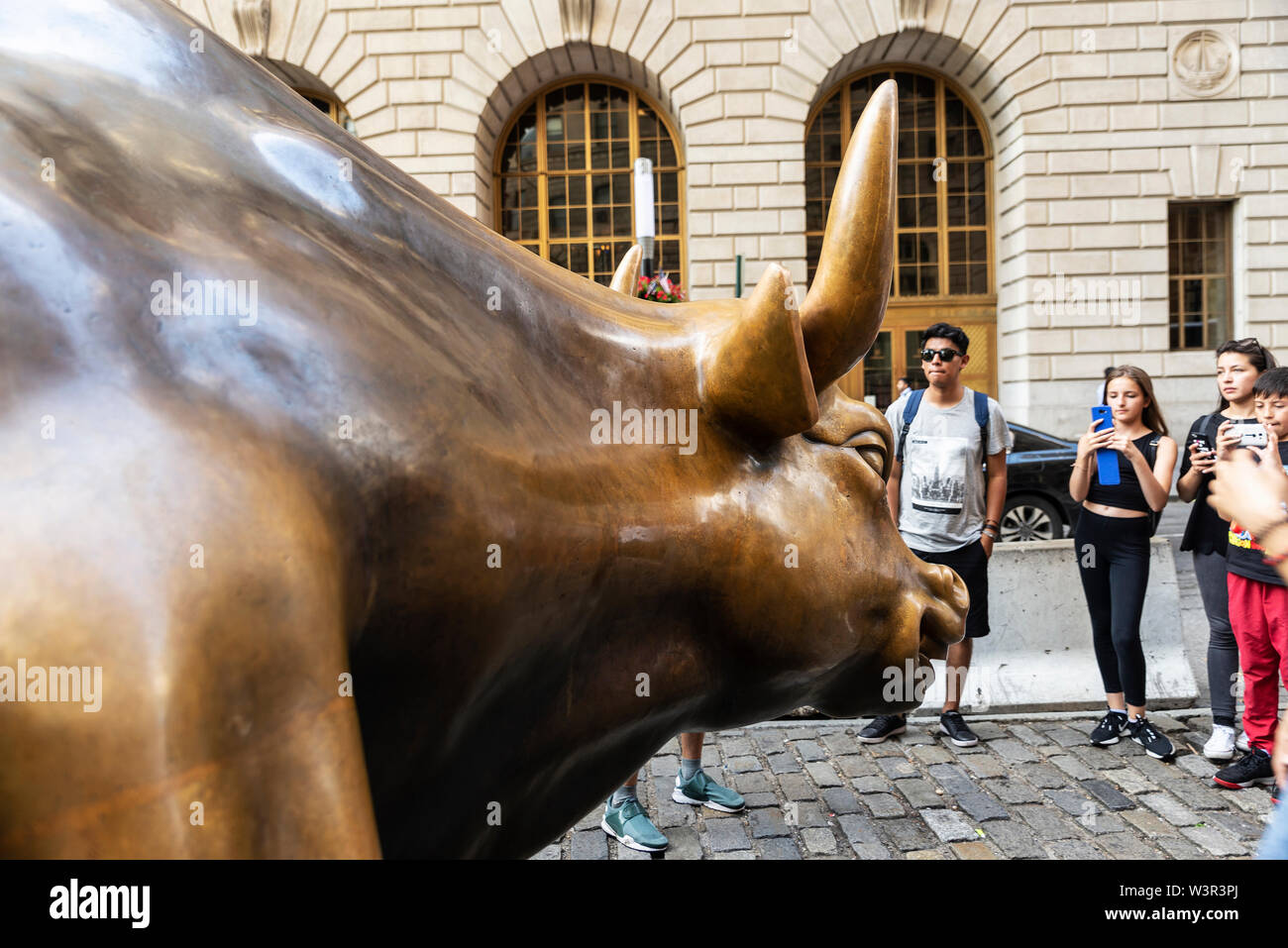 Charging bull statue bronze sculpture hi-res stock photography and images - Alamy