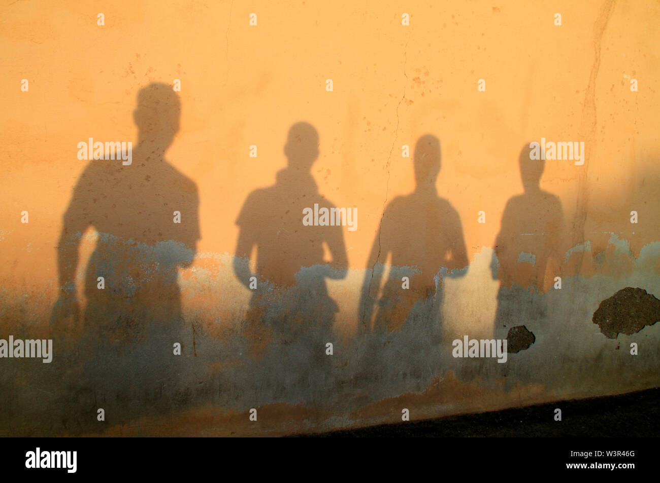 Shadow of four friends against a wall during sunset Stock Photo - Alamy