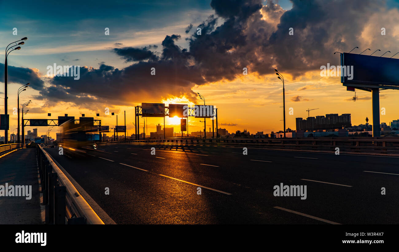 Urban thoroughfare hi-res stock photography and images - Alamy