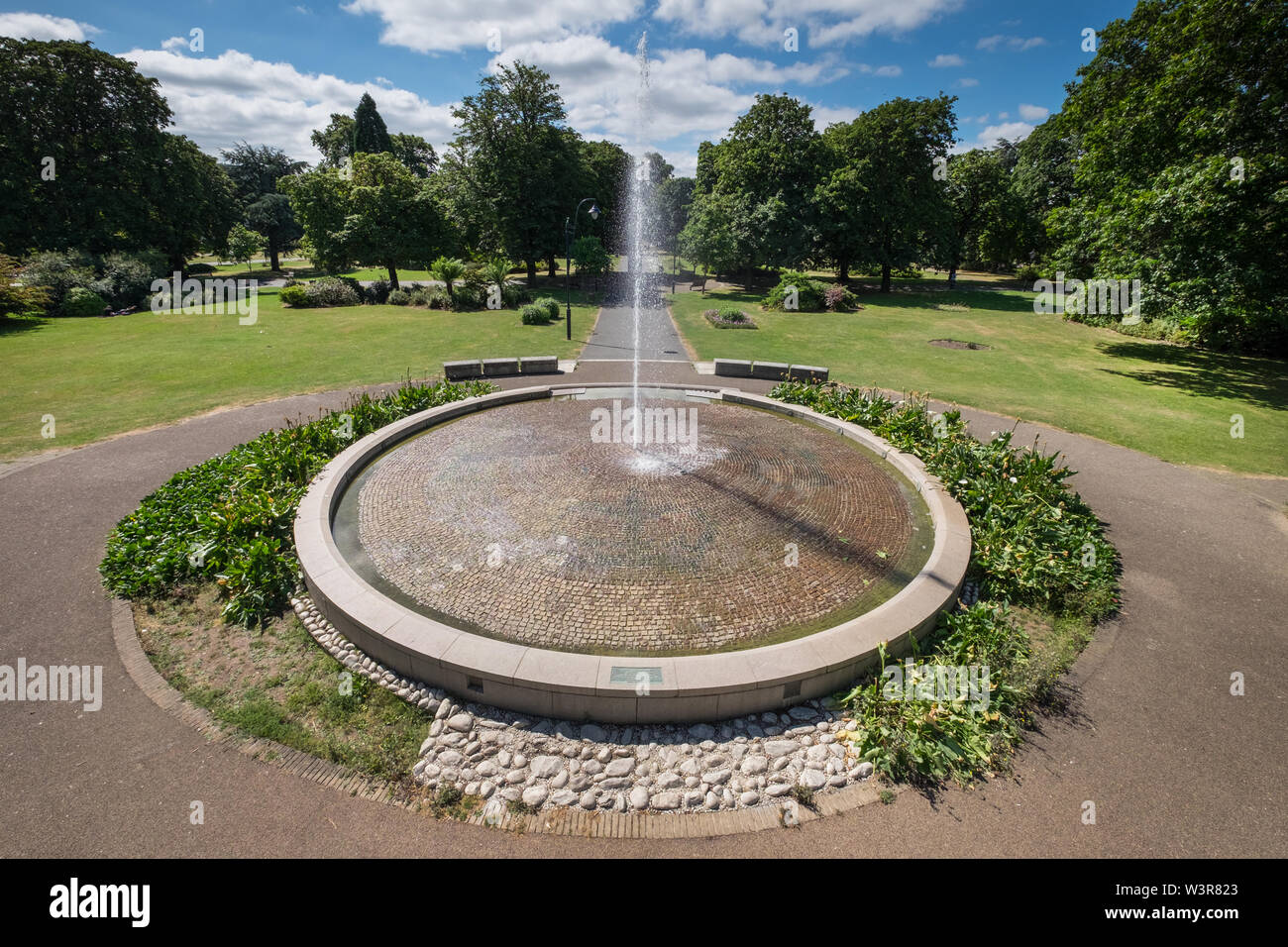 Queens peace fountain hi-res stock photography and images - Alamy