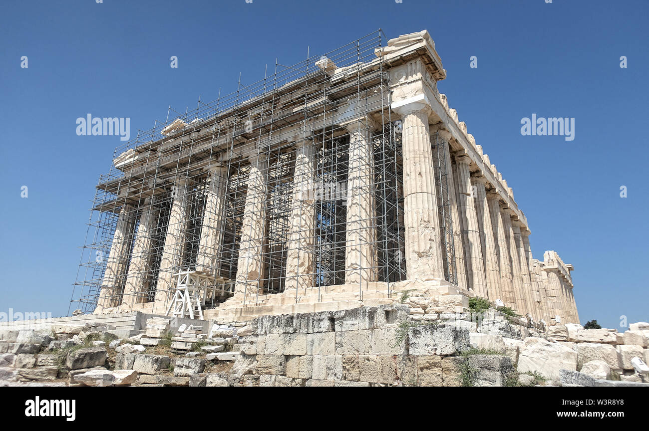 Scenic front view of the Parthenon temple in restoration Stock Photo ...