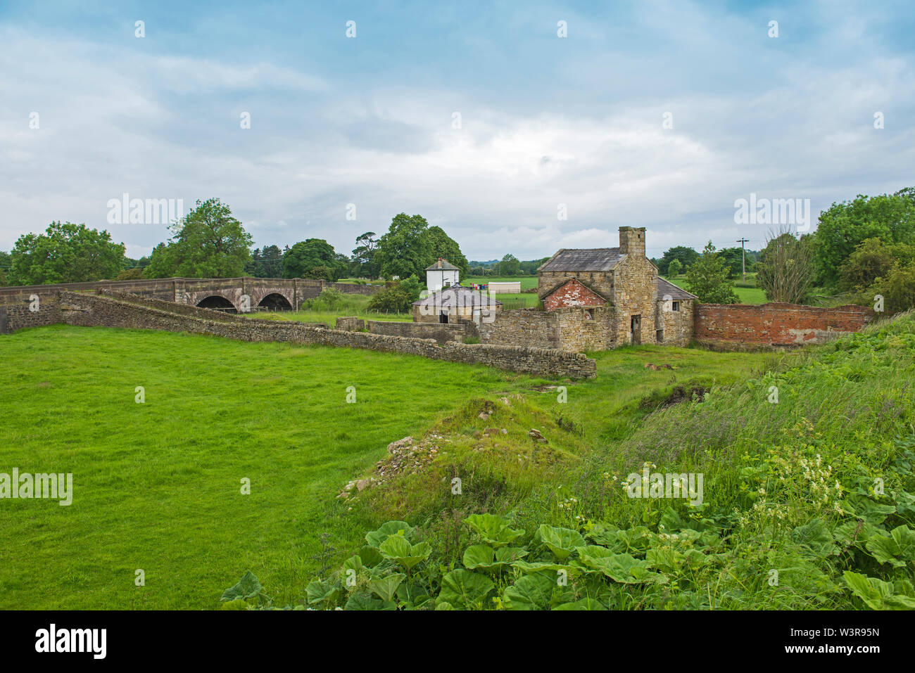 Rural countryside setting hi-res stock photography and images - Alamy