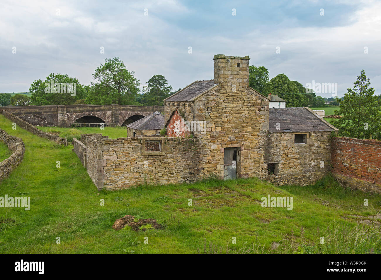 Overgrown ruin bridge stone hi-res stock photography and images - Alamy