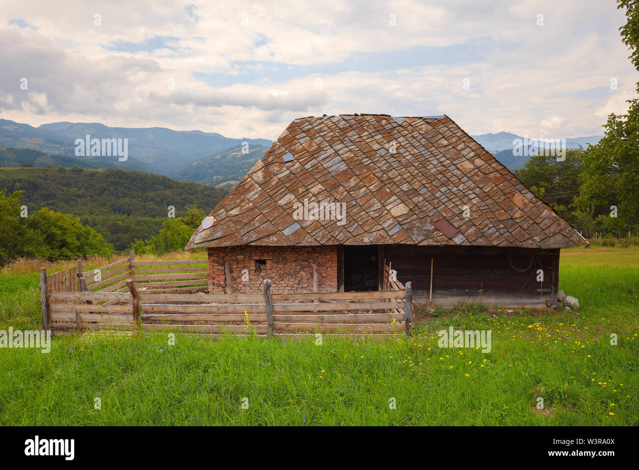 Farmhouse exterior sheep hi-res stock photography and images - Alamy