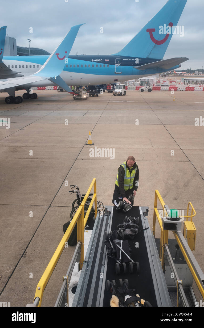 Loading airplanes hi-res stock photography and images - Alamy
