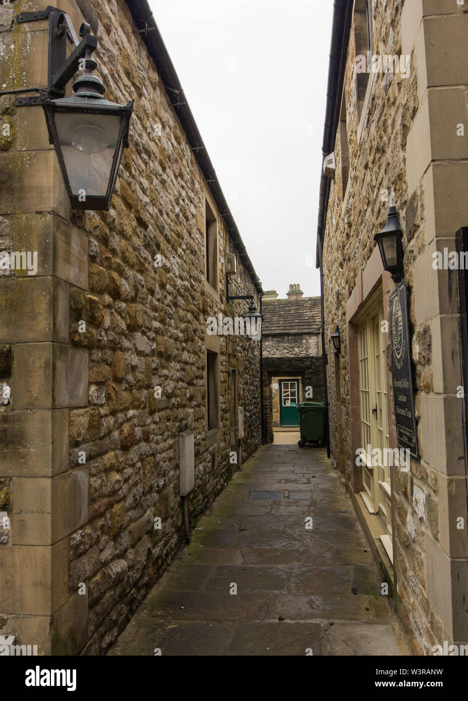 Hidden alleyway england hi-res stock photography and images - Alamy