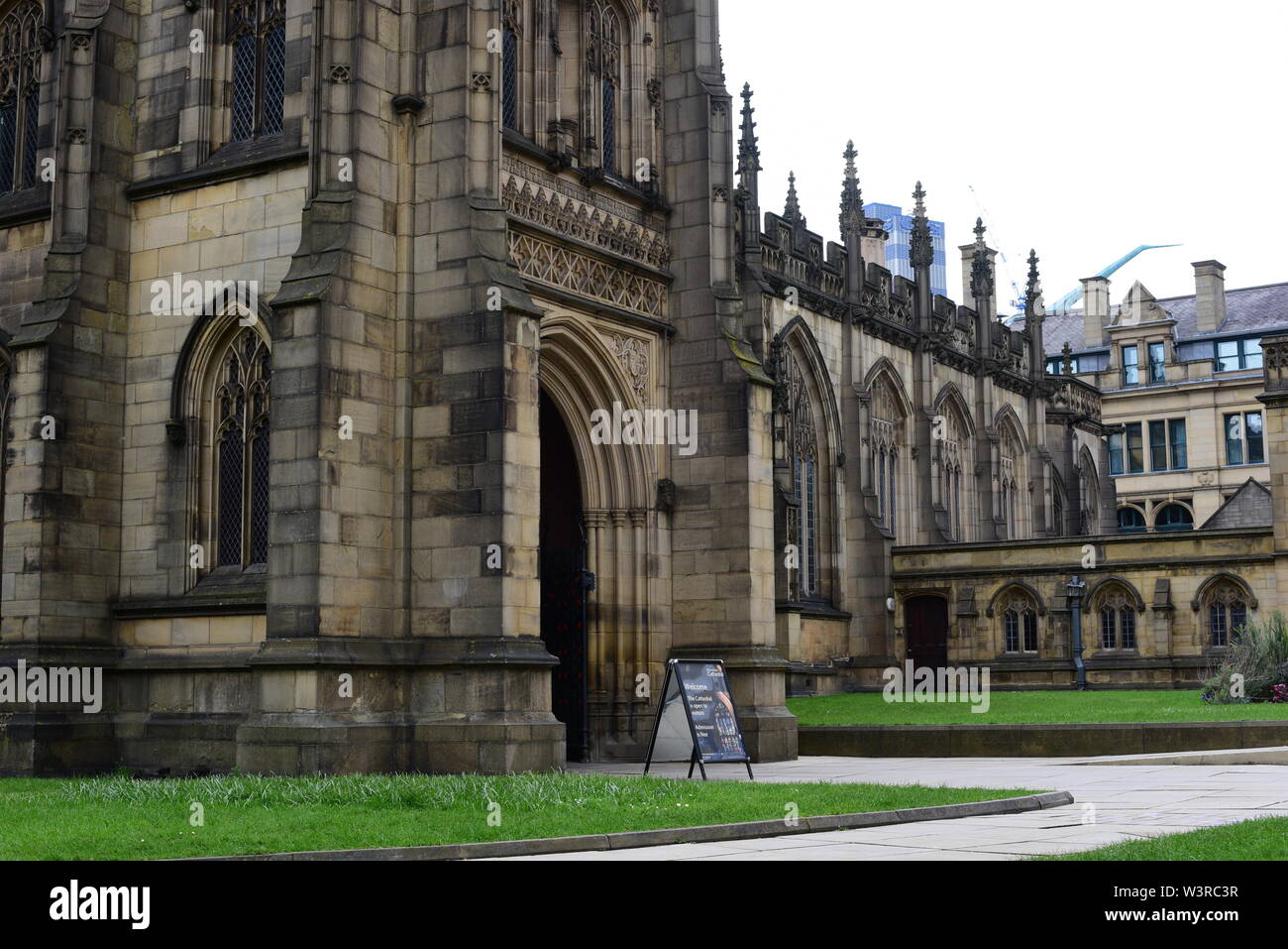 Manchester cathedral exterior hi-res stock photography and images - Alamy