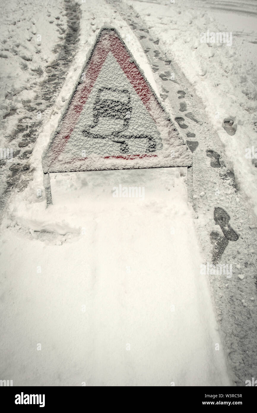 Skid hazard sign hi-res stock photography and images - Alamy