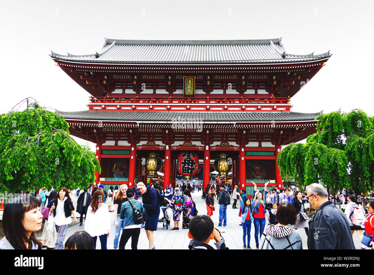 Tourists visiting the main hall of the ancient Senso-ji Buddhist Temple ...