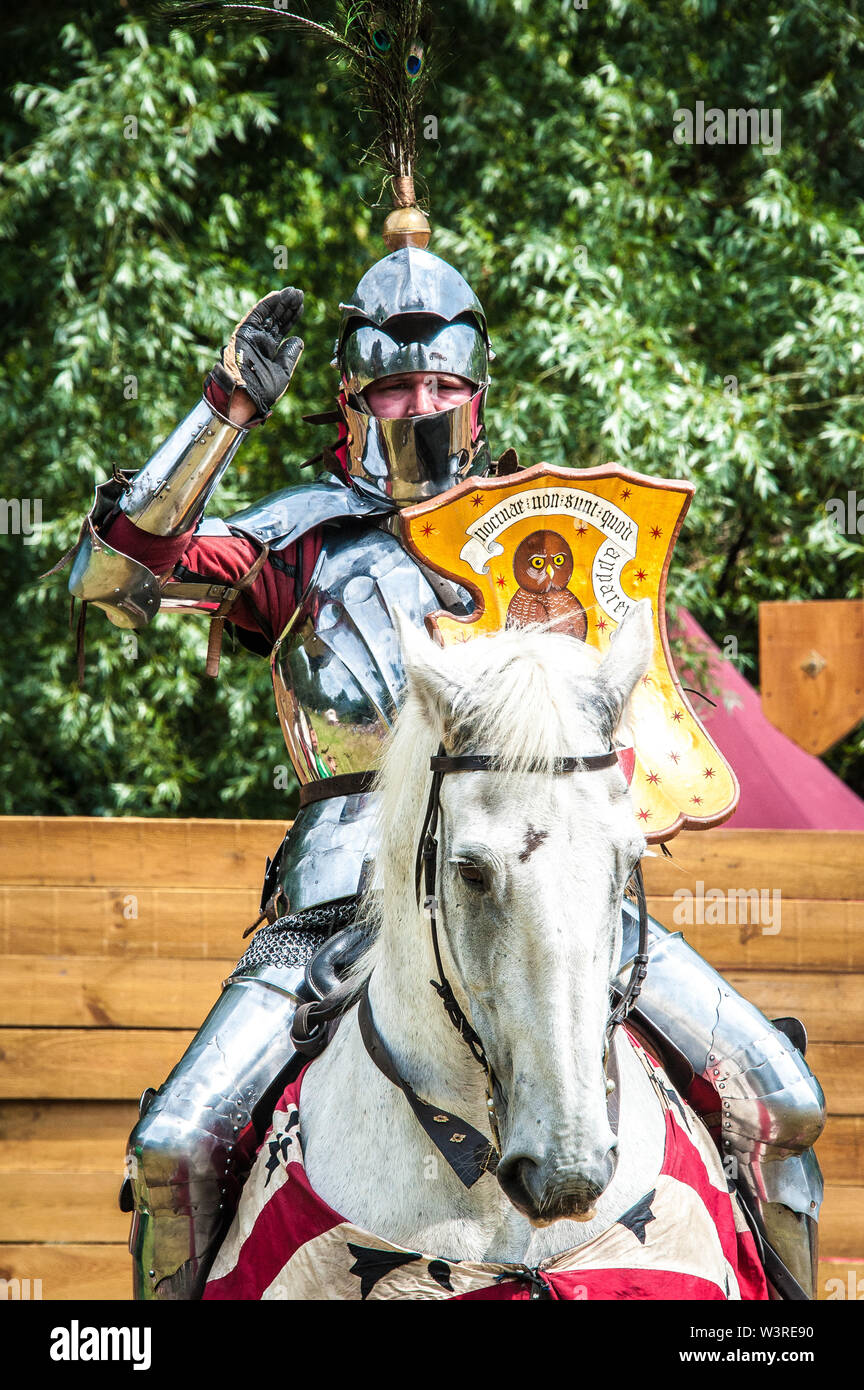 Knight horse castle hi-res stock photography and images - Alamy