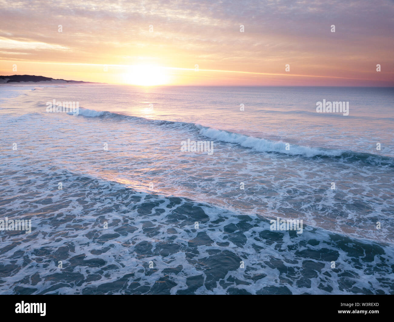 Empty ocean beach hi-res stock photography and images - Alamy