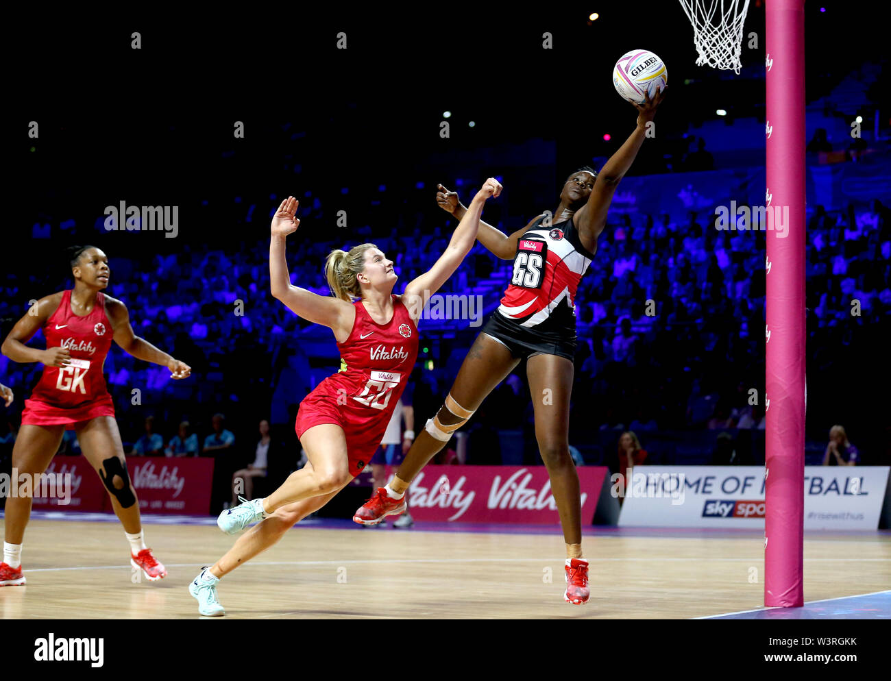 England's Francesca Williams (centre) and Trinidad and Tobago's ...