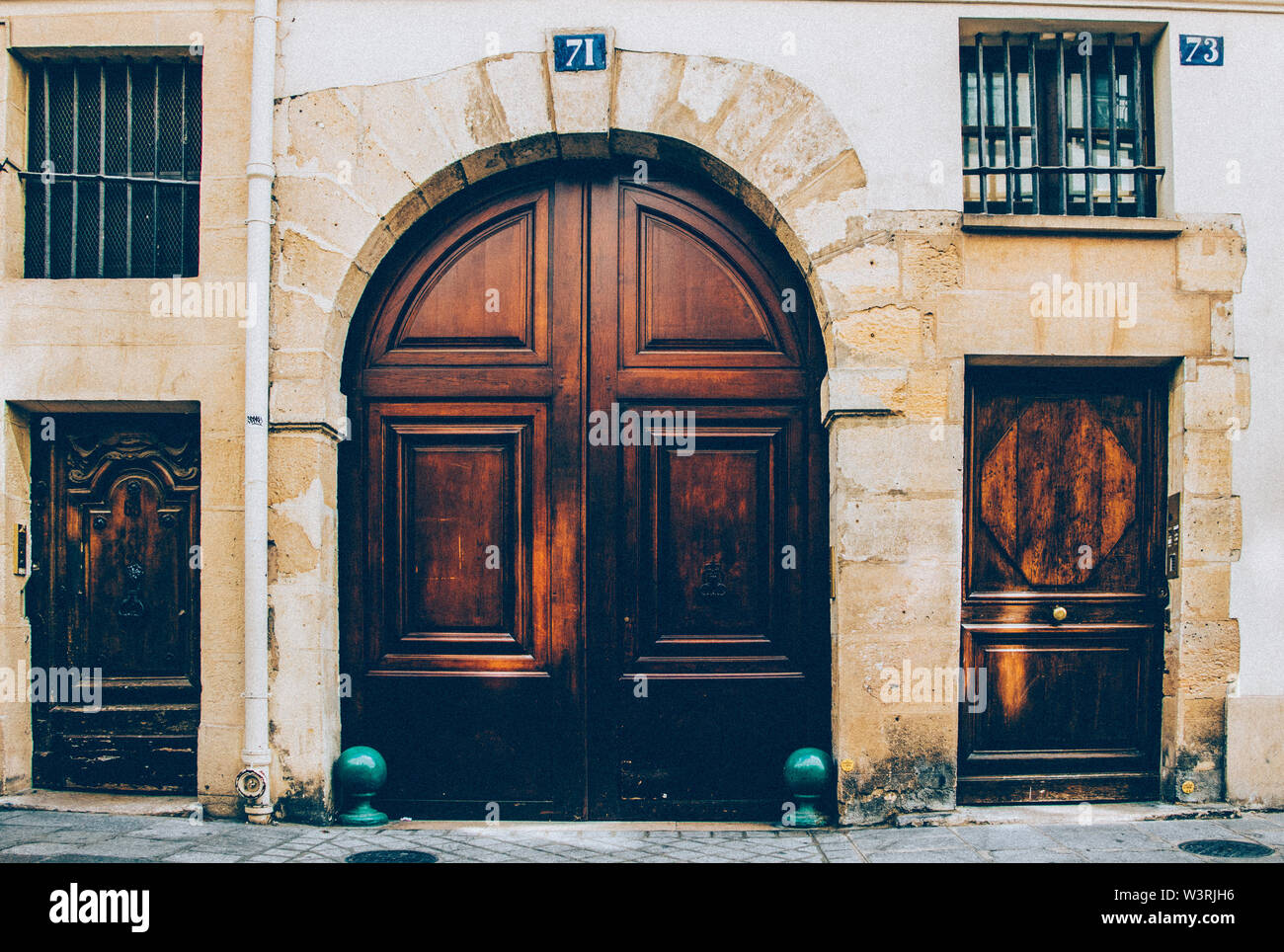 Keyhole windows hi-res stock photography and images - Alamy