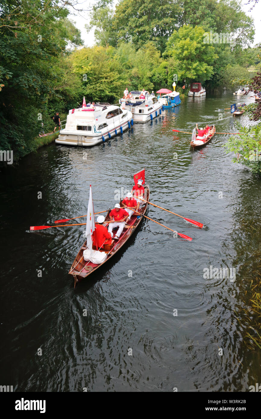 A swan on river thames hi-res stock photography and images - Alamy
