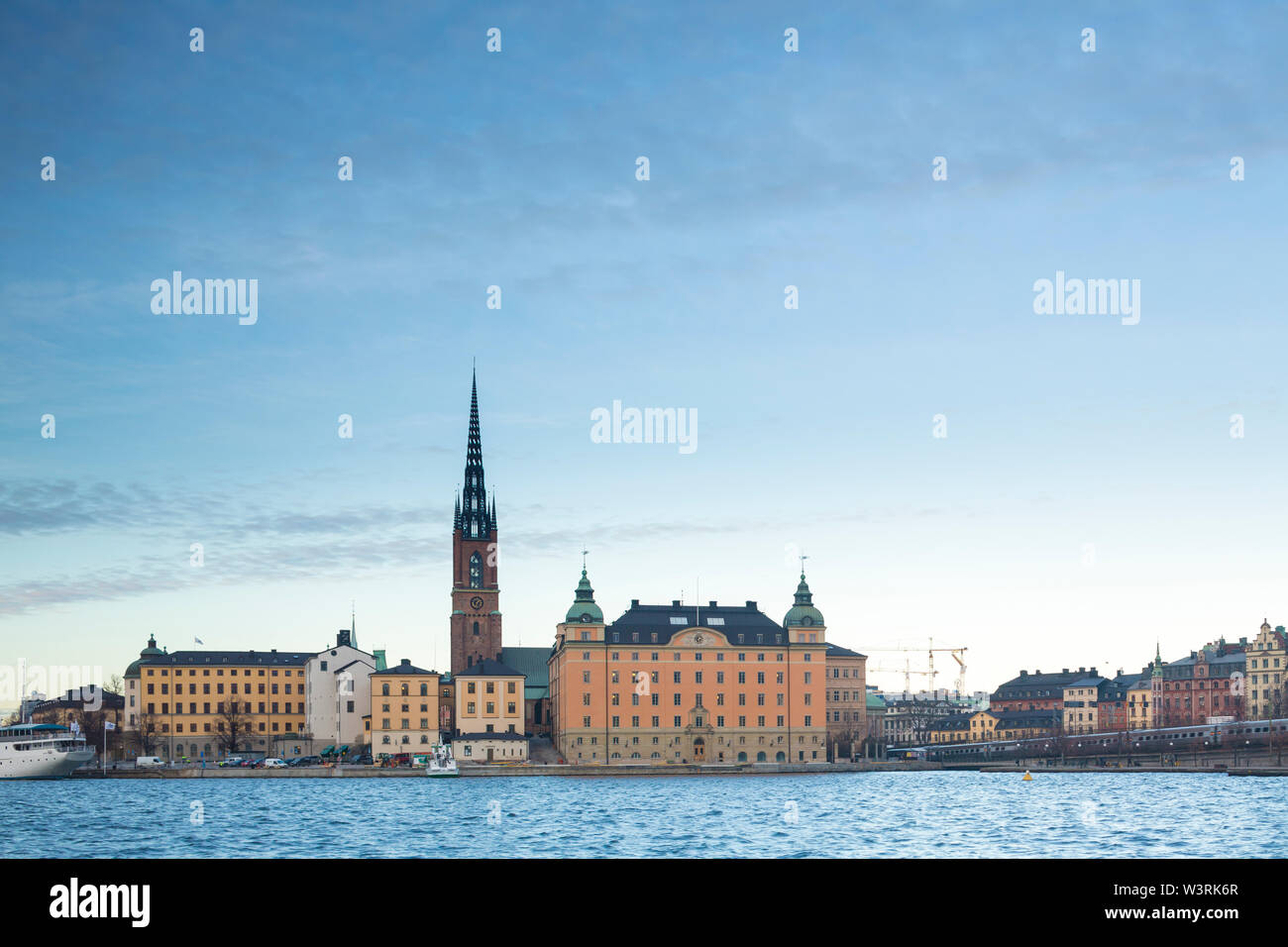 Beautiful scenic panorama of the Old City (Gamla Stan) cityscape pier ...