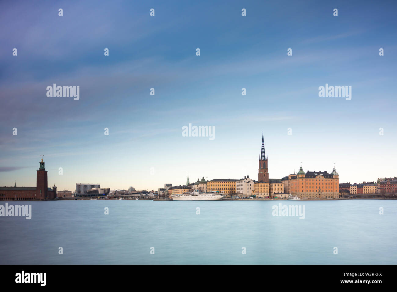 Beautiful scenic panorama of the Old City (Gamla Stan) cityscape pier ...