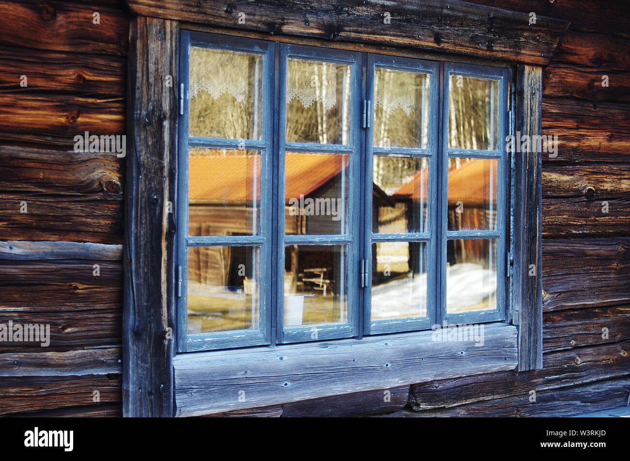 Old log cabin in forest hi-res stock photography and images - Alamy