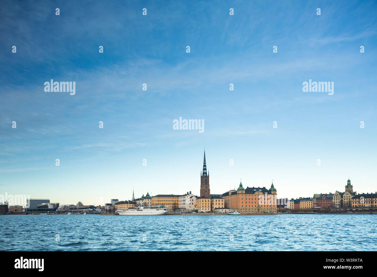 Beautiful scenic panorama of the Old City (Gamla Stan) cityscape pier ...