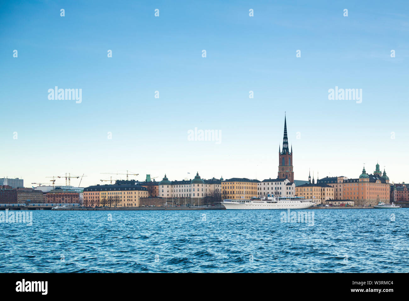 Beautiful scenic panorama of the Old City (Gamla Stan) cityscape pier ...
