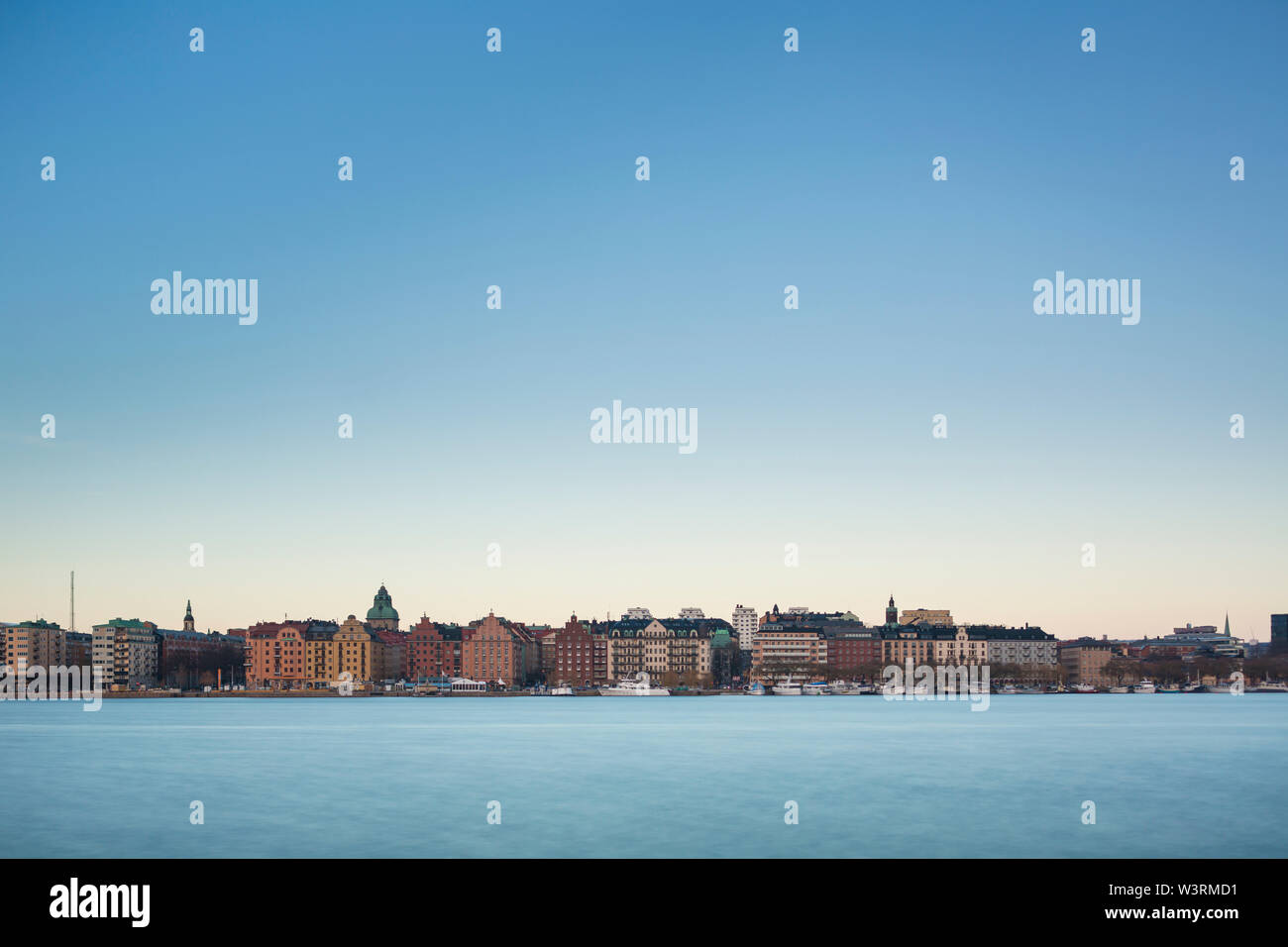 Beautiful scenic panorama of the Old City (Gamla Stan) cityscape pier ...