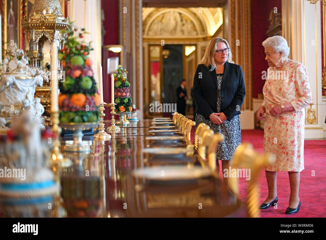 The state dining room at buckingham palace hi-res stock photography and ...