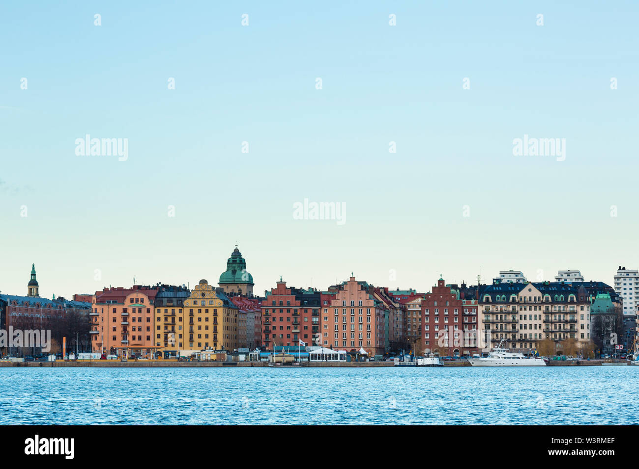 Beautiful scenic panorama of the Old City (Gamla Stan) cityscape pier ...