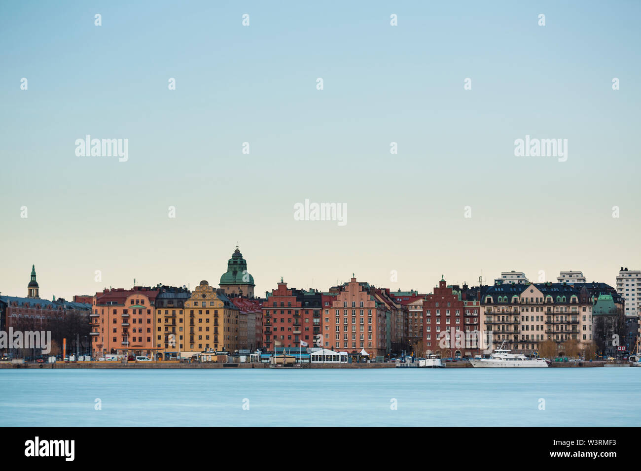 Beautiful scenic panorama of the Old City (Gamla Stan) cityscape pier ...