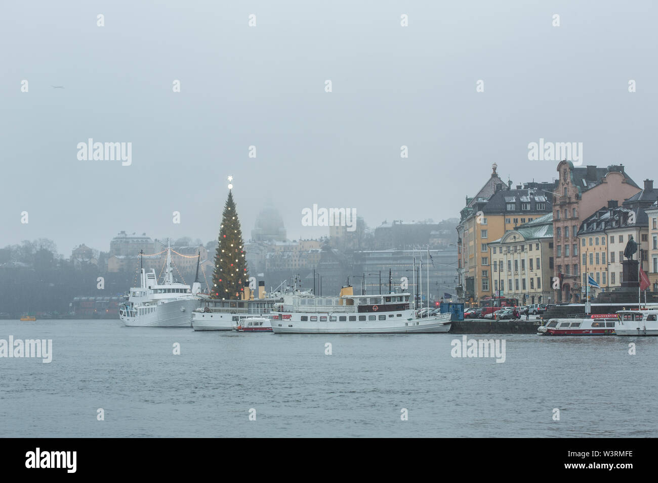 Beautiful winter scenery panorama of Old Town (Gamla Stan) pier ...