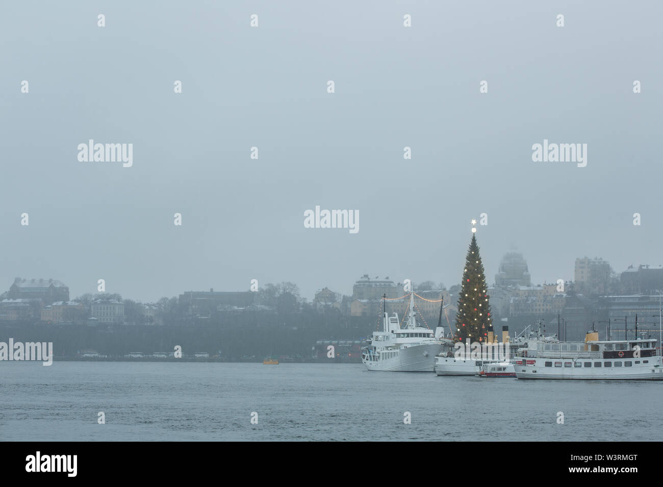 Beautiful winter scenery panorama of Old Town (Gamla Stan) pier ...