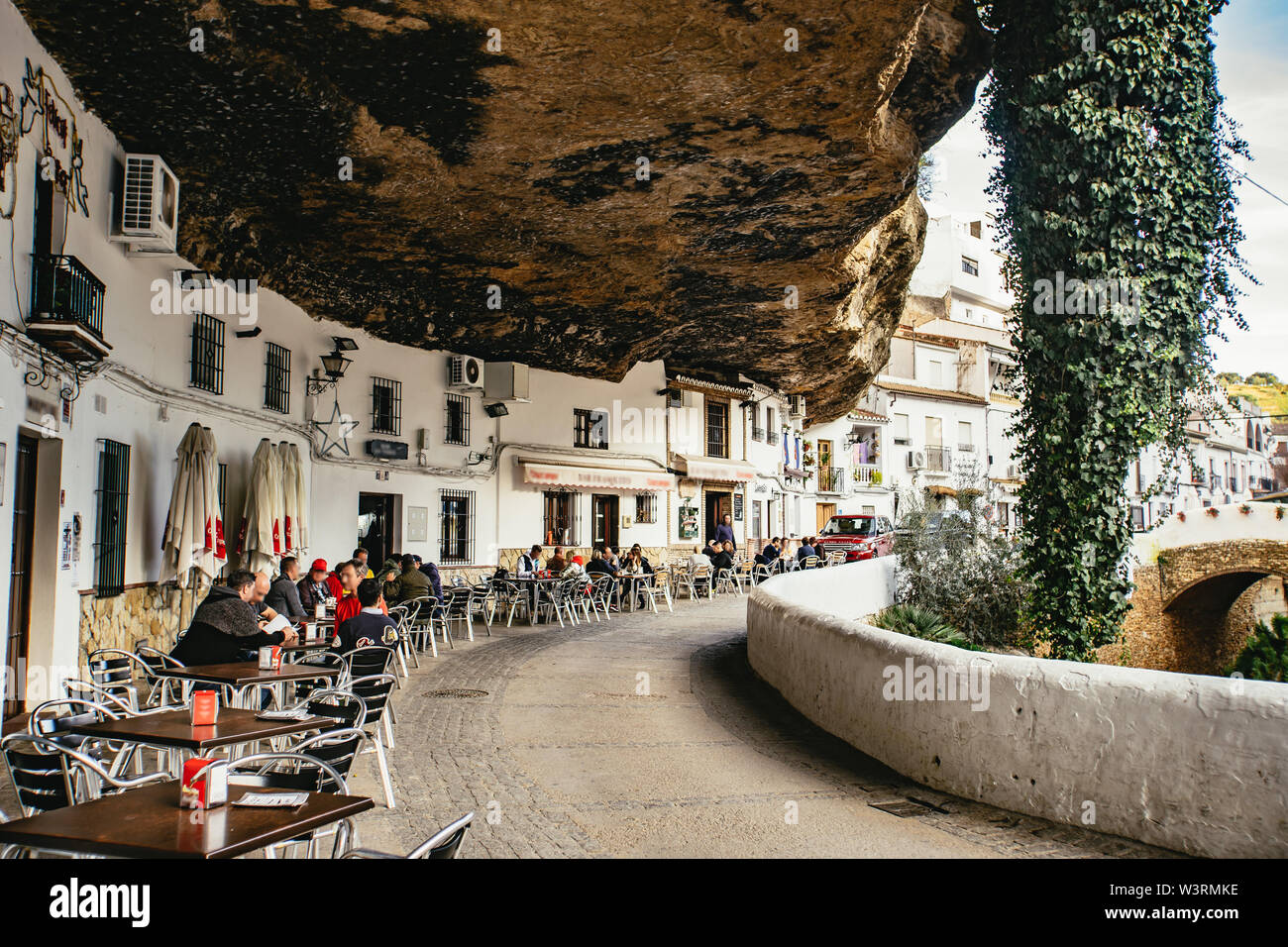 Rock overhang people hi-res stock photography and images - Alamy