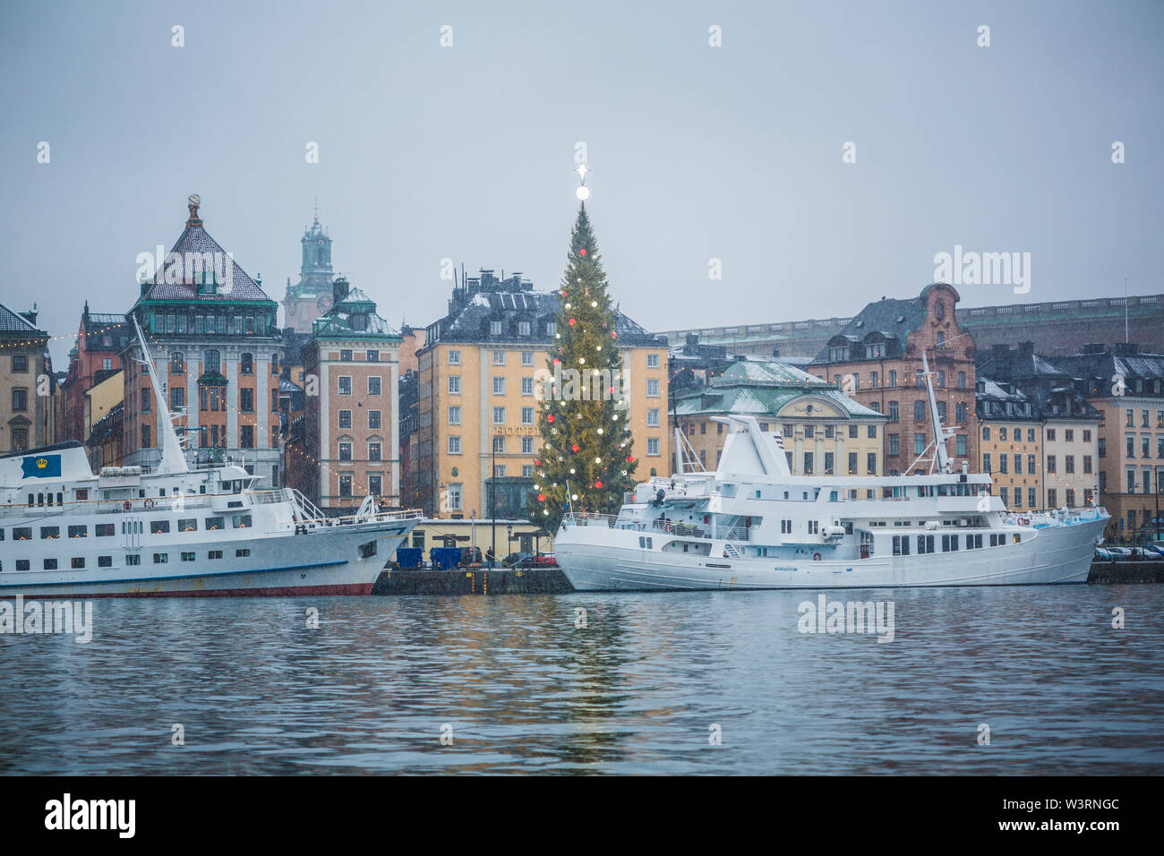 Beautiful winter scenery panorama of Old Town (Gamla Stan) pier ...