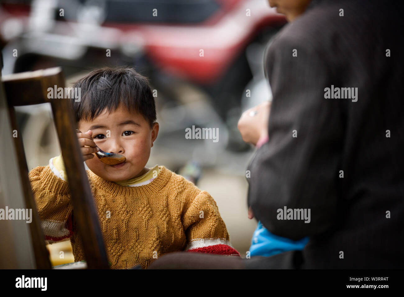 Portrait of a young boy eating Stock Photo - Alamy