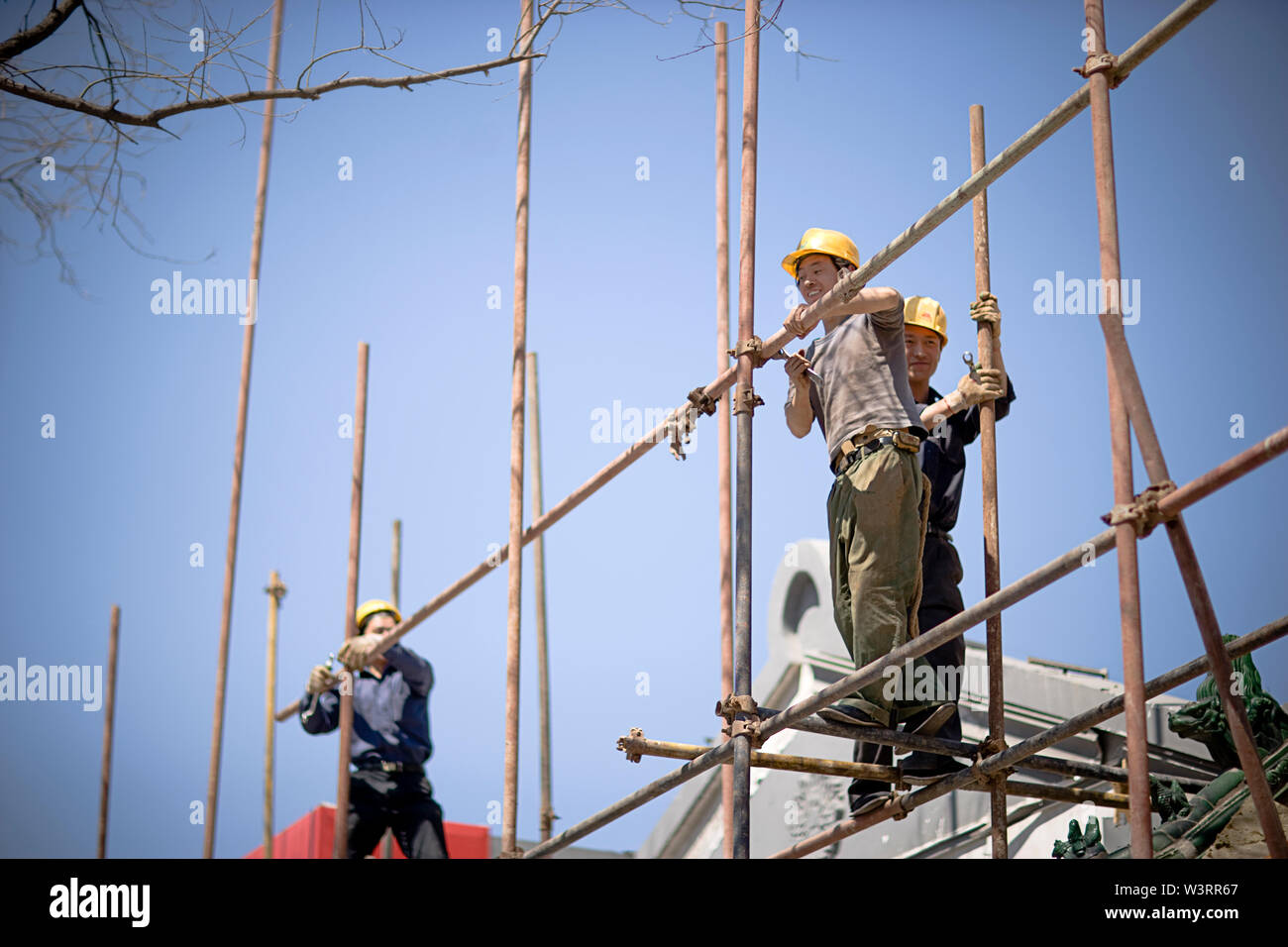 Erecting scaffolding hi-res stock photography and images - Alamy