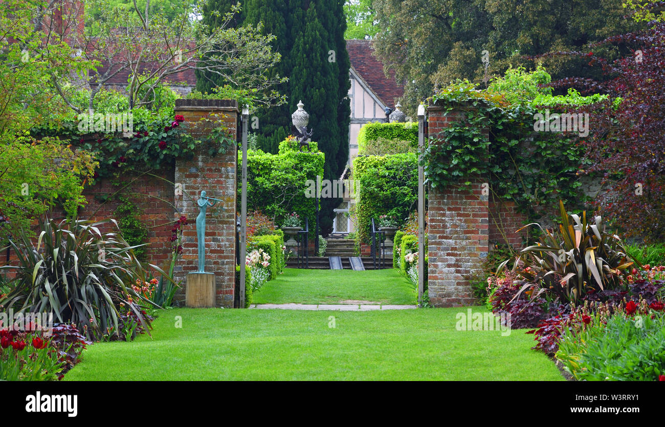Garden entrance gate ivy hi-res stock photography and images - Alamy
