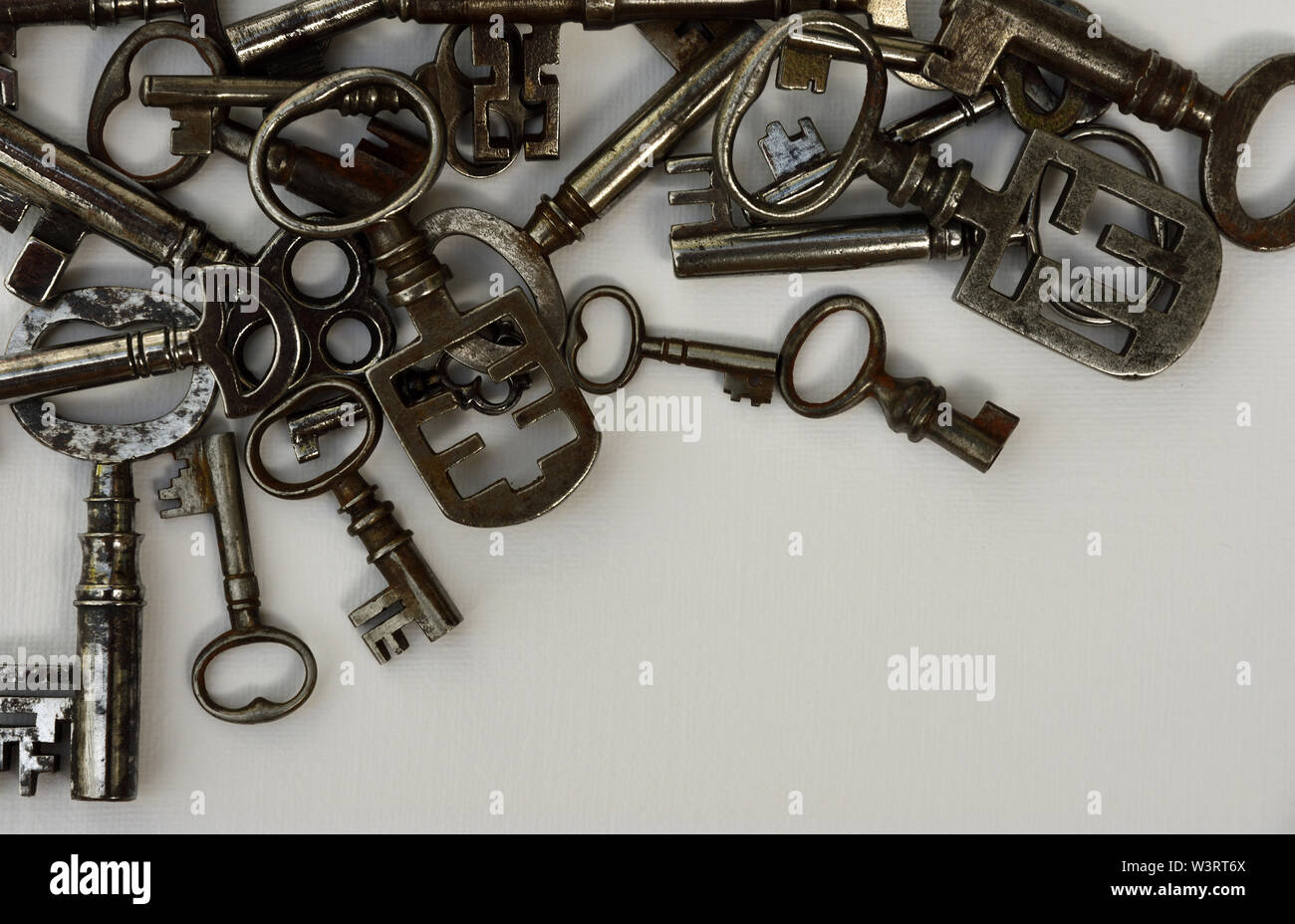 Gold vintage keys hi-res stock photography and images - Alamy