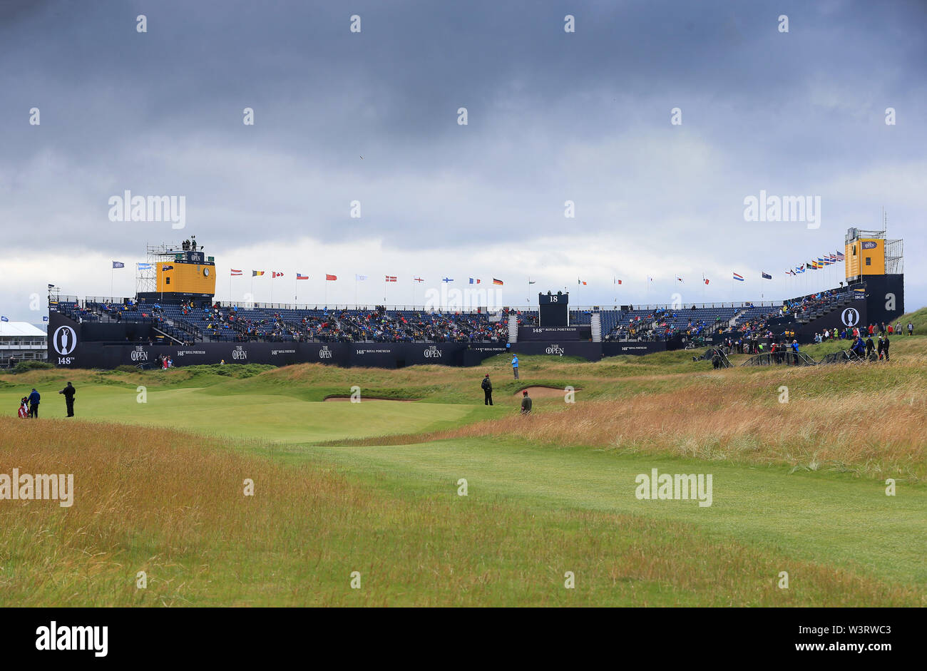 18th hole grandstands hi-res stock photography and images - Alamy
