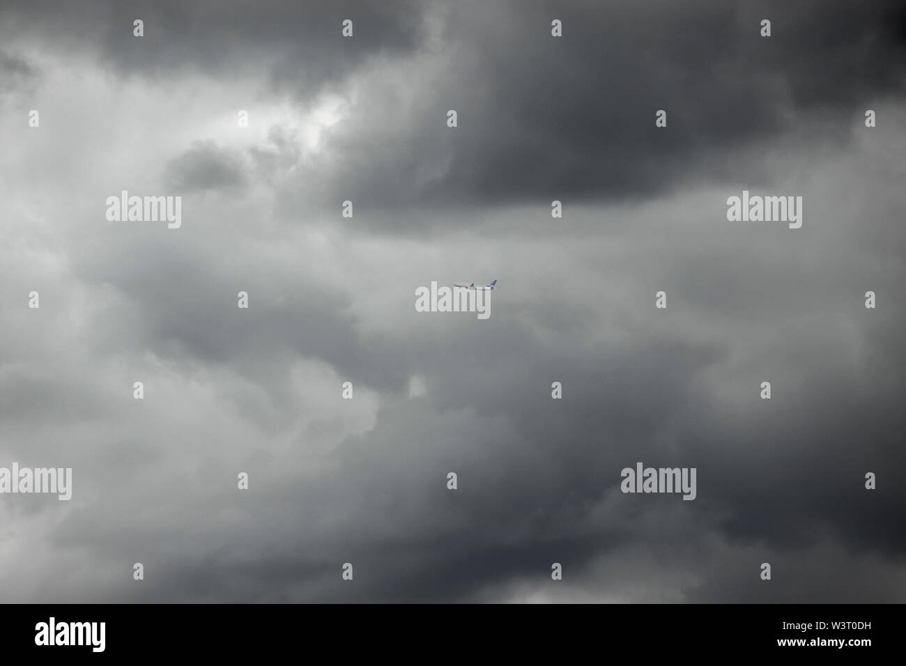 Big grey airplane hi-res stock photography and images - Alamy