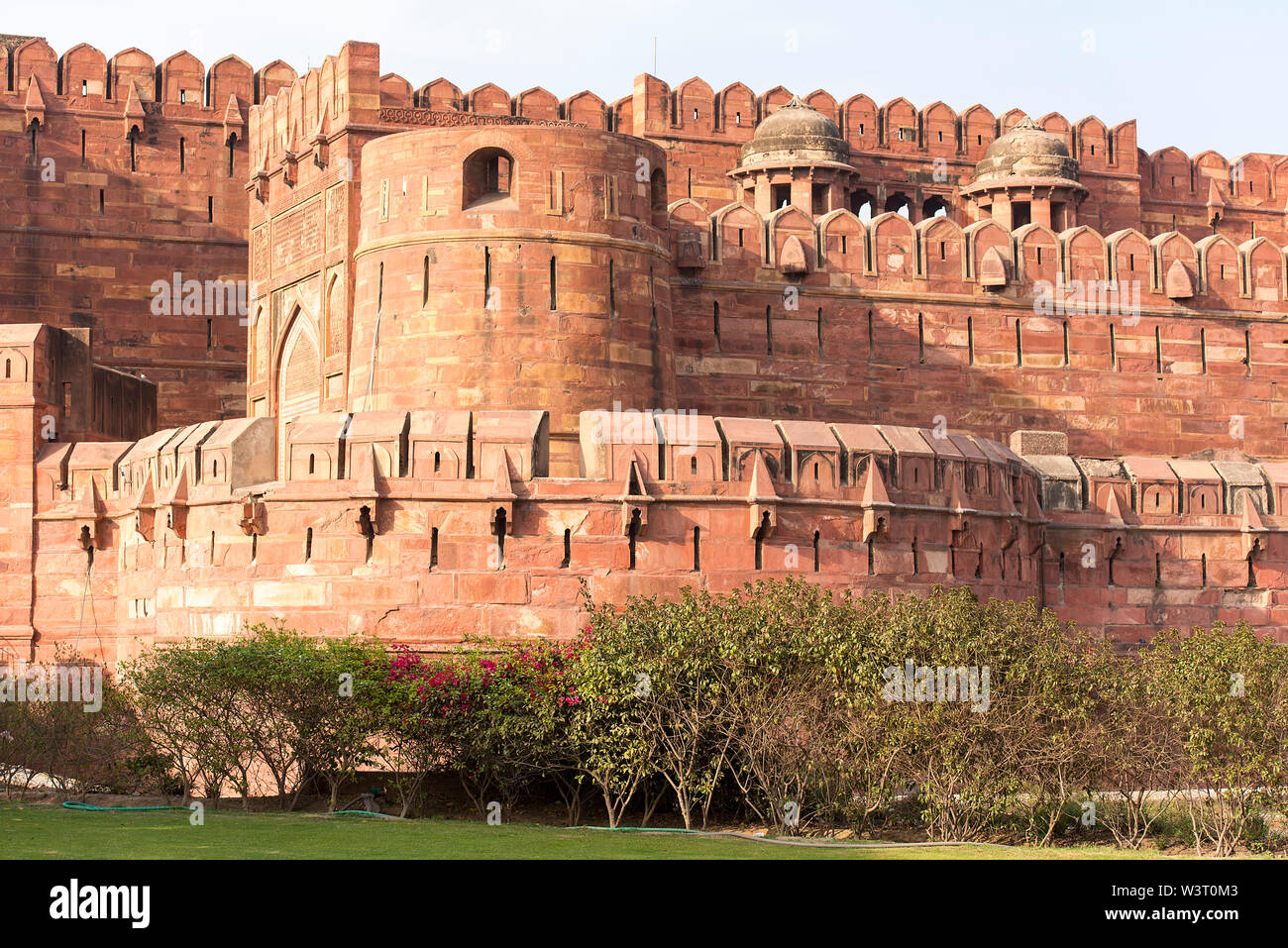 Gate fortress agra india hi-res stock photography and images - Alamy