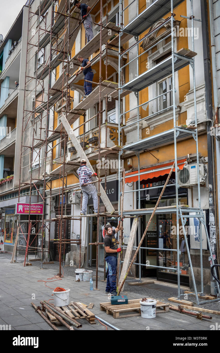Scaffold dangerous street hi-res stock photography and images - Alamy