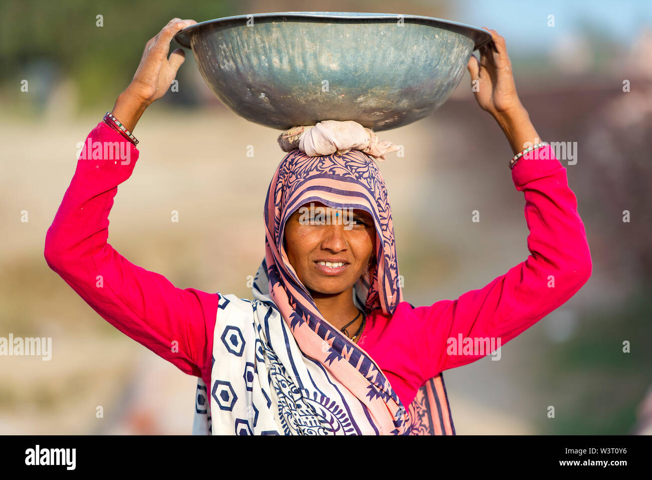 Indian woman worker in agra hi-res stock photography and images - Alamy