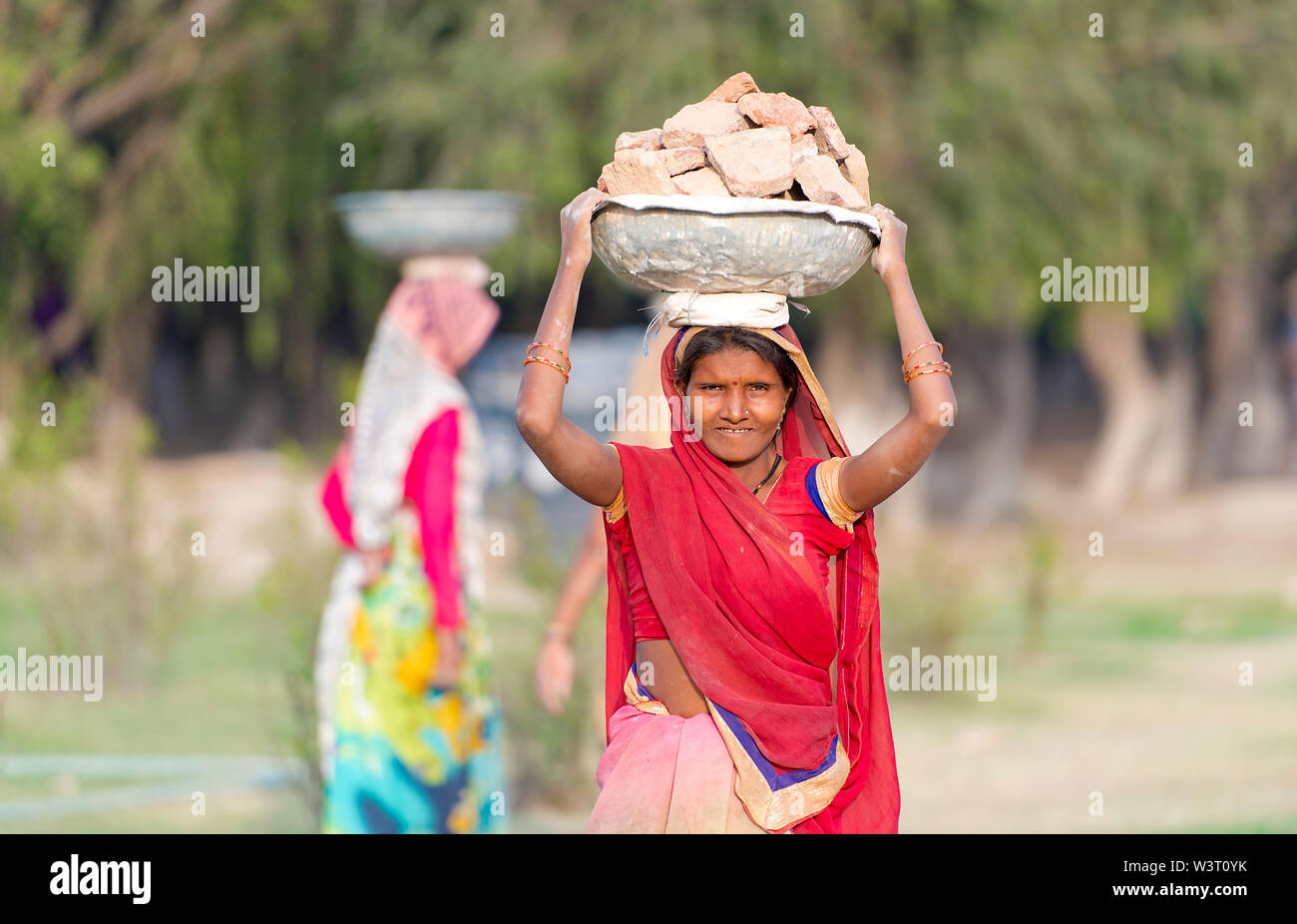 Women labourer construction hi-res stock photography and images - Alamy