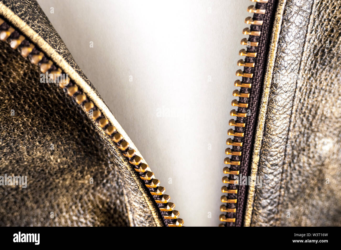 macro of zipper on light brown leather Stock Photo - Alamy